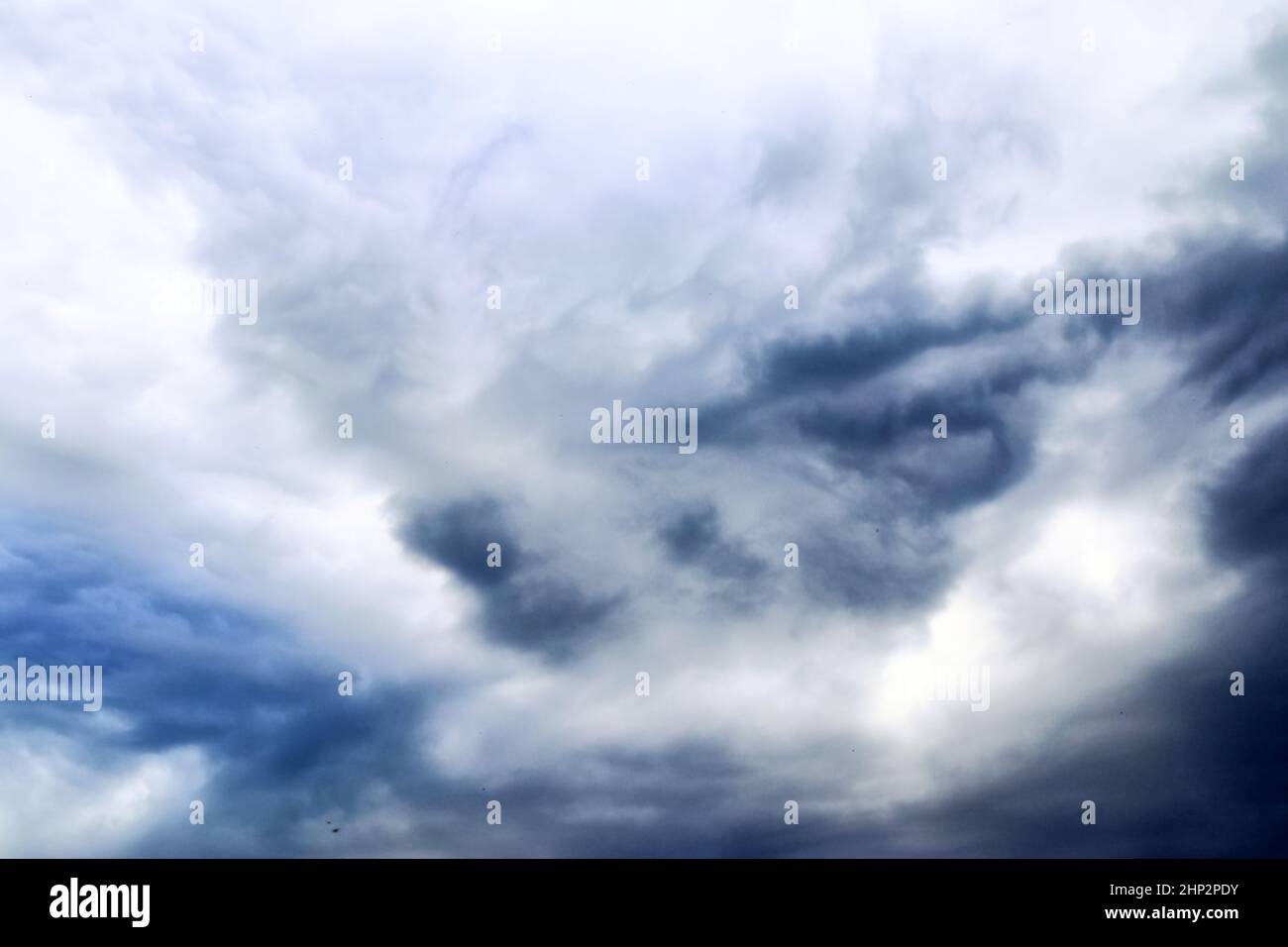 Stunning dark cloud formations in the sky right before a thunderstorm ...