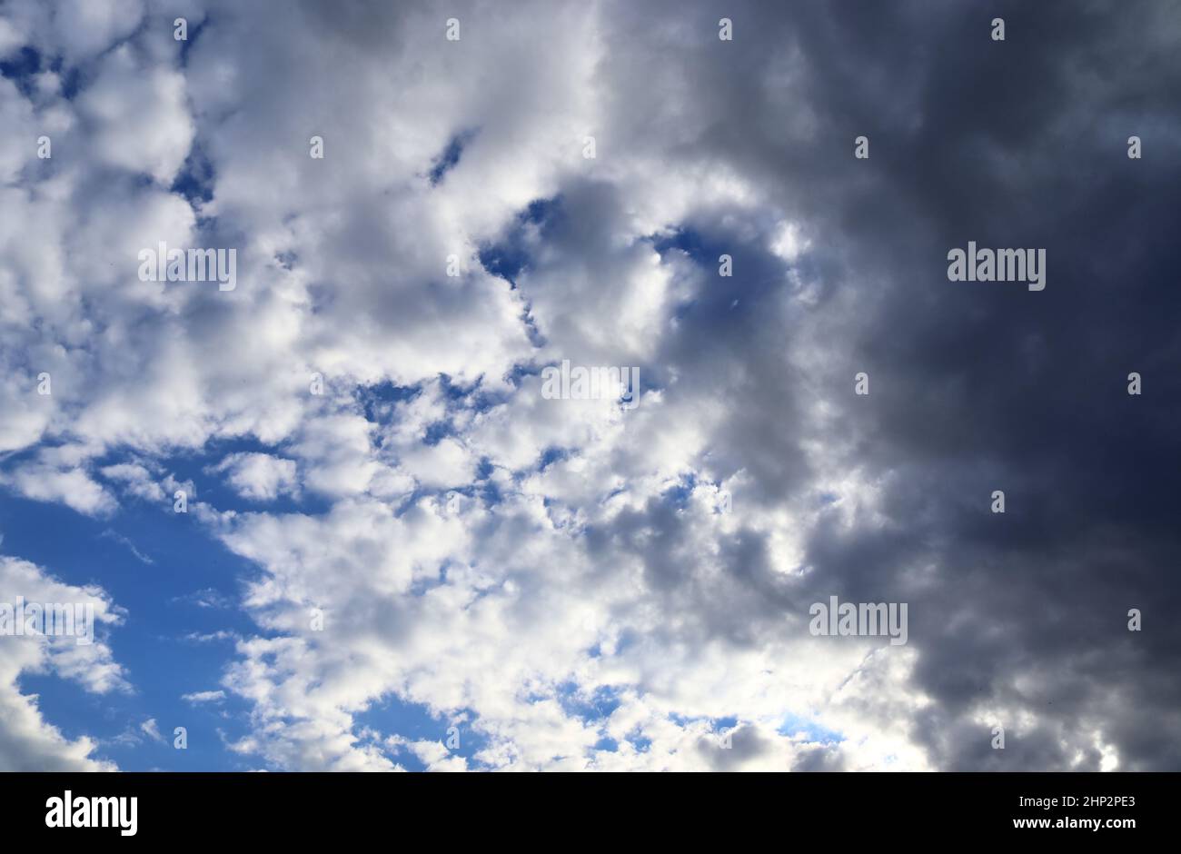 Stunning dark cloud formations in the sky right before a thunderstorm ...