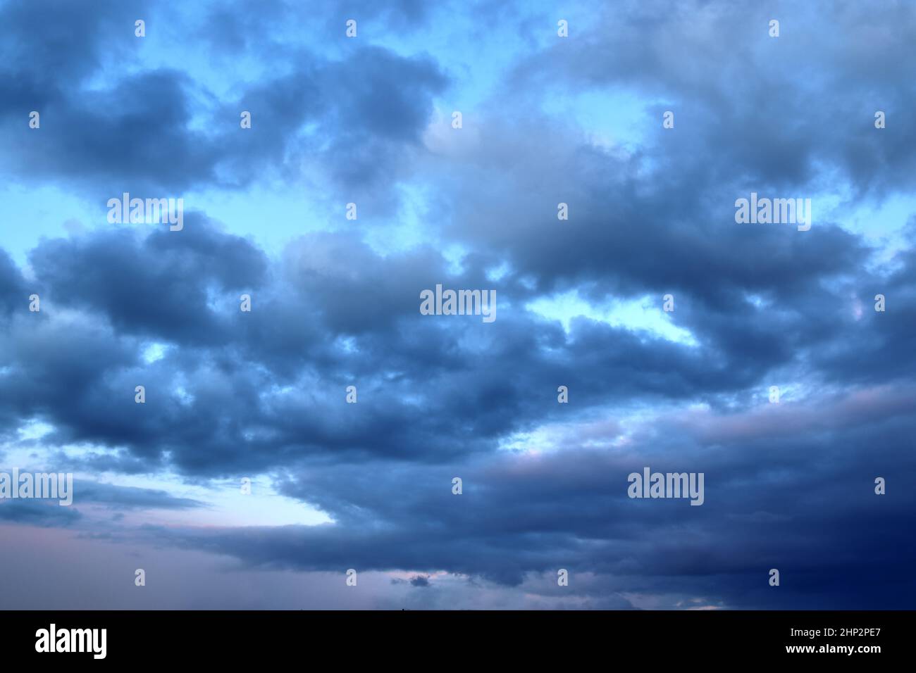Stunning dark cloud formations in the sky right before a thunderstorm ...
