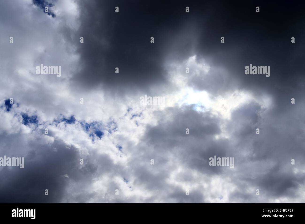 Stunning dark cloud formations in the sky right before a thunderstorm ...