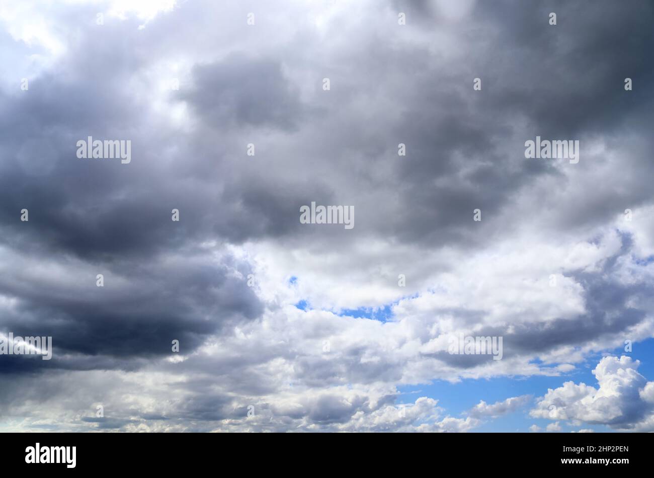 Stunning dark cloud formations in the sky right before a thunderstorm ...