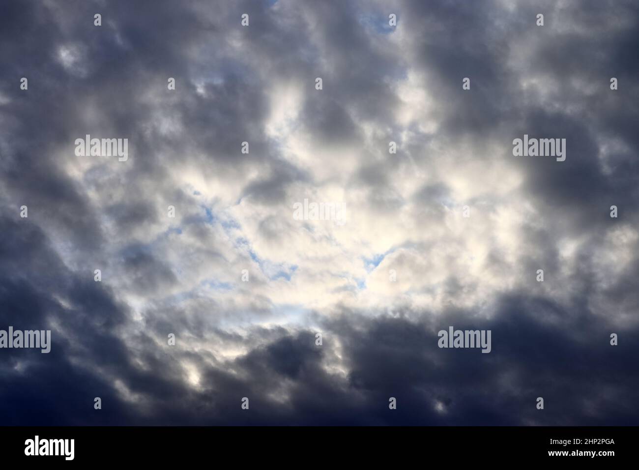 Stunning dark cloud formations in the sky right before a thunderstorm ...