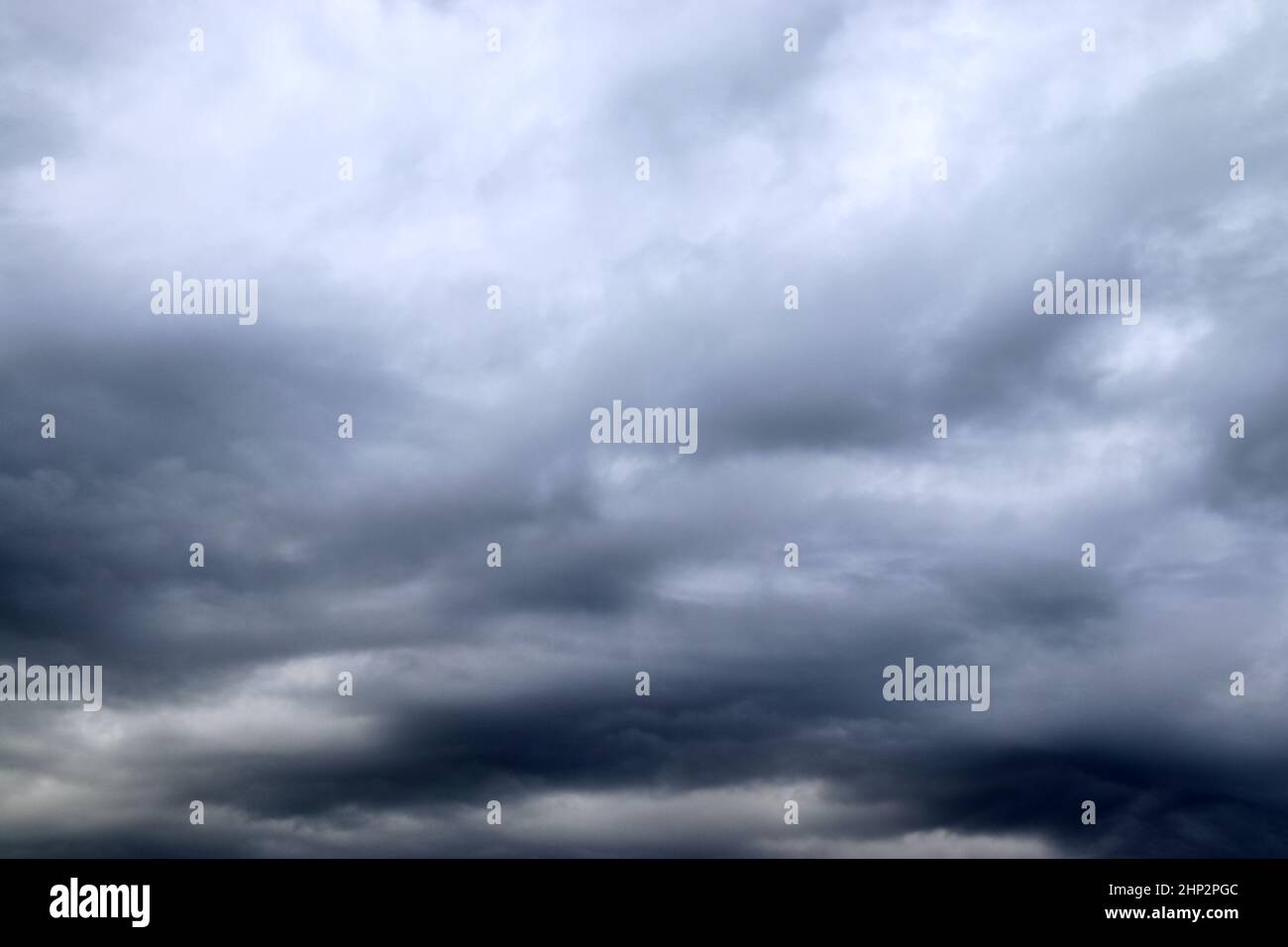 Stunning dark cloud formations in the sky right before a thunderstorm ...