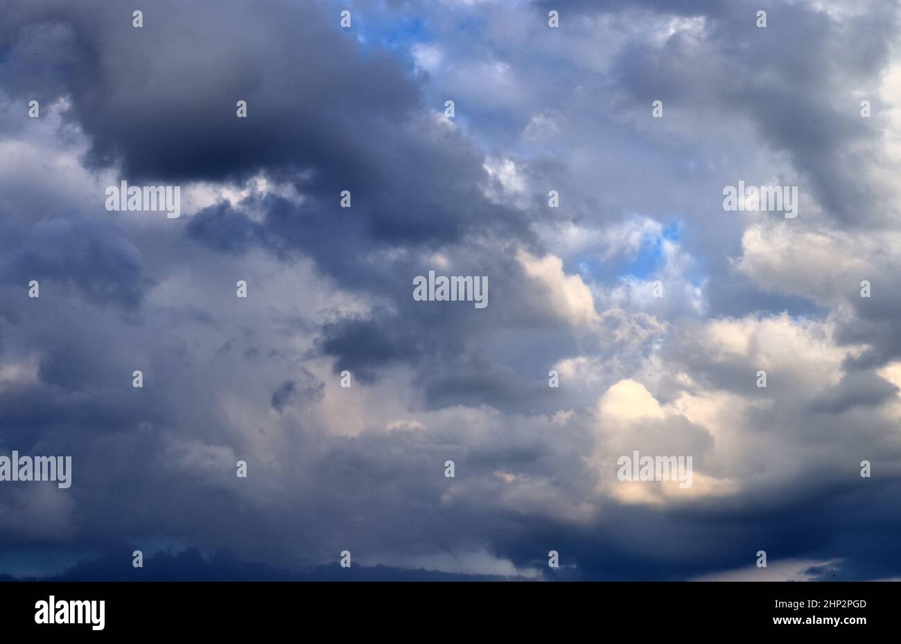 Stunning dark cloud formations in the sky right before a thunderstorm ...