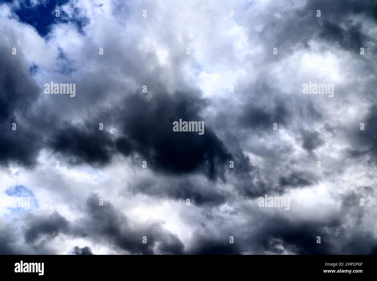 Stunning dark cloud formations in the sky right before a thunderstorm ...