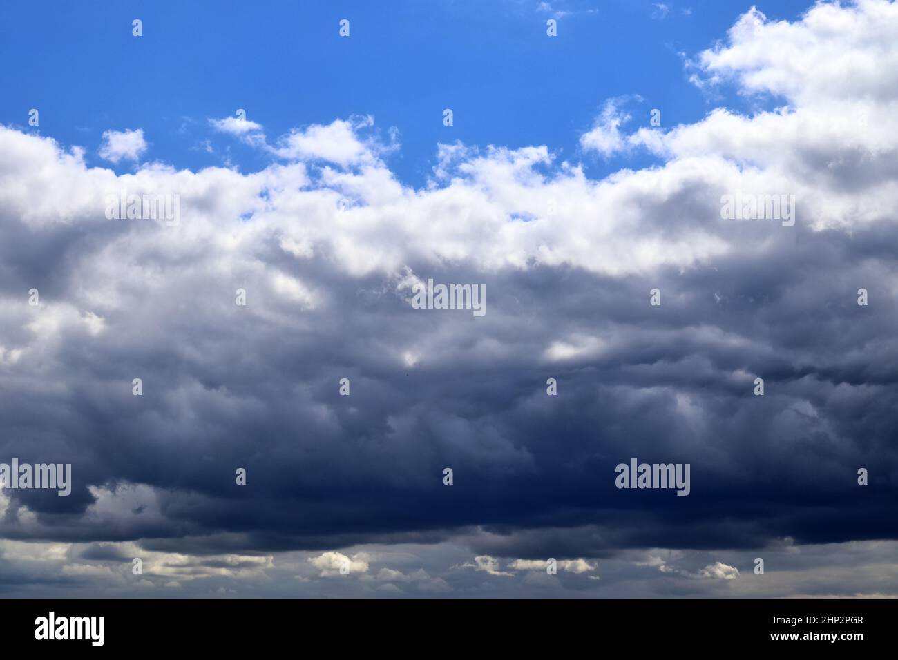 Stunning dark cloud formations in the sky right before a thunderstorm ...