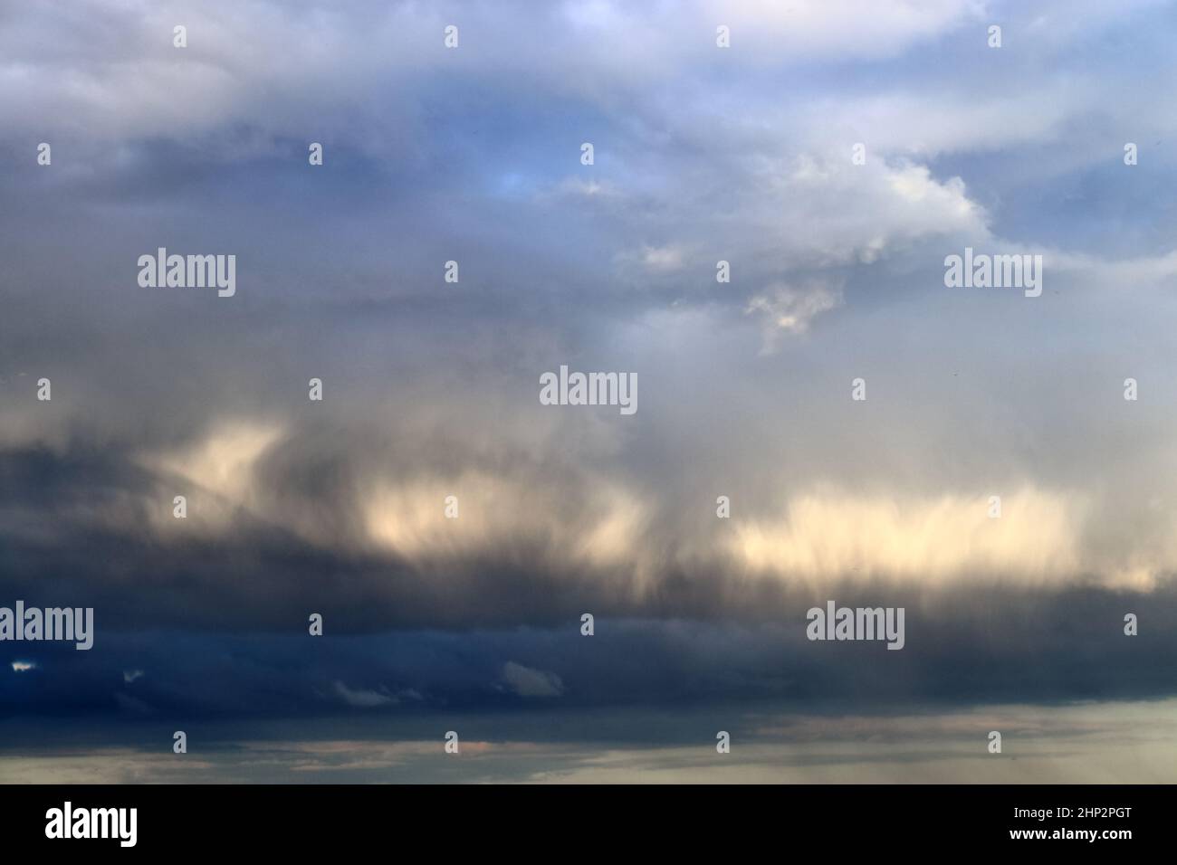 Stunning dark cloud formations in the sky right before a thunderstorm ...
