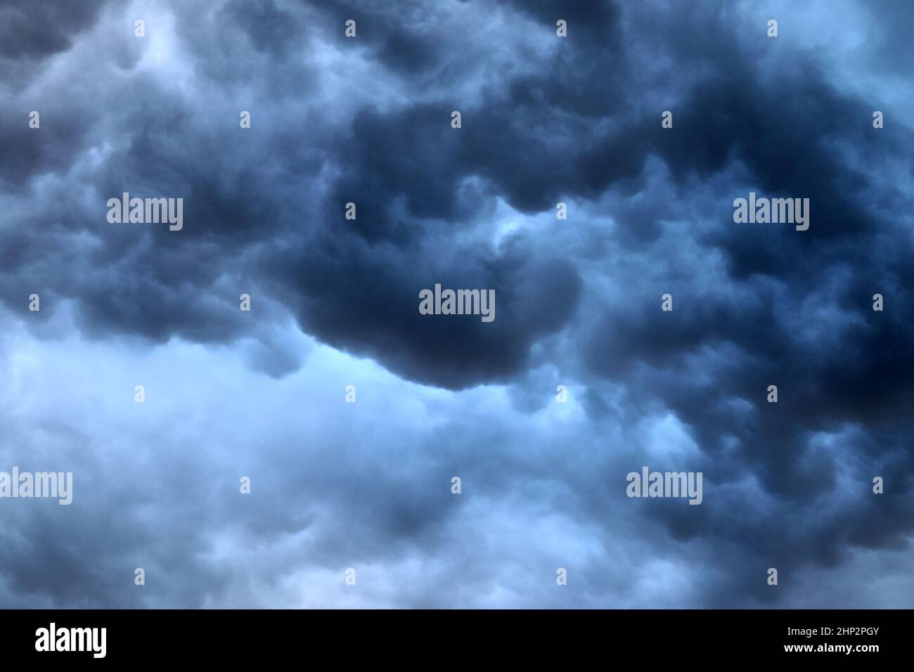 Stunning dark cloud formations in the sky right before a thunderstorm ...