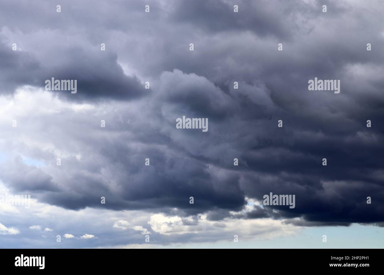 Stunning dark cloud formations in the sky right before a thunderstorm ...