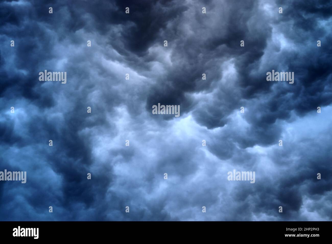 Stunning dark cloud formations in the sky right before a thunderstorm ...