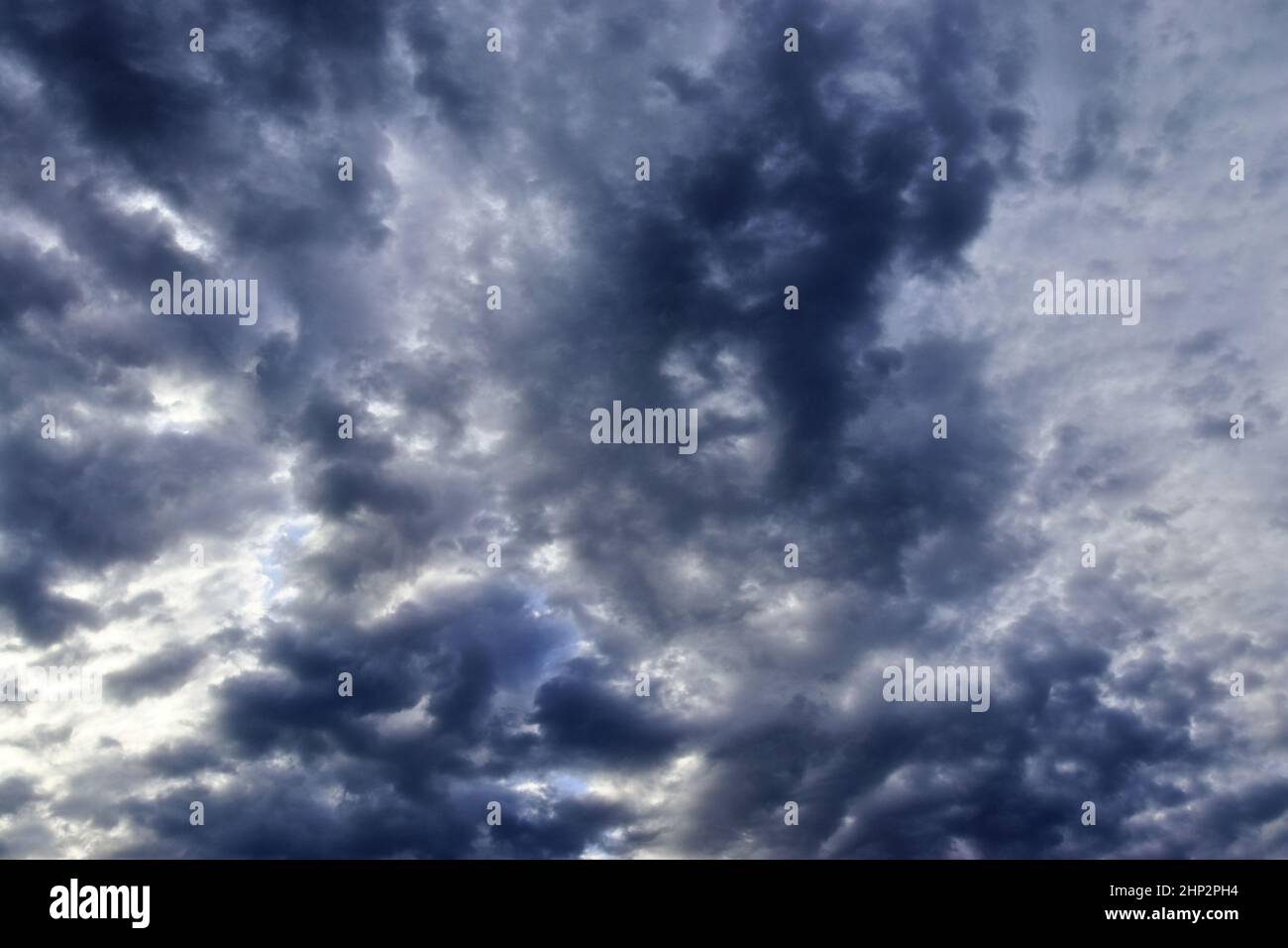 Stunning dark cloud formations in the sky right before a thunderstorm ...