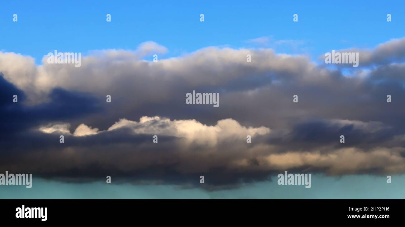 Stunning dark cloud formations in the sky right before a thunderstorm ...