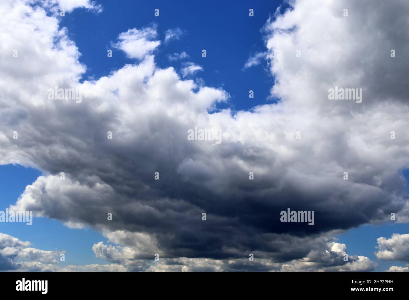 Stunning dark cloud formations in the sky right before a thunderstorm ...
