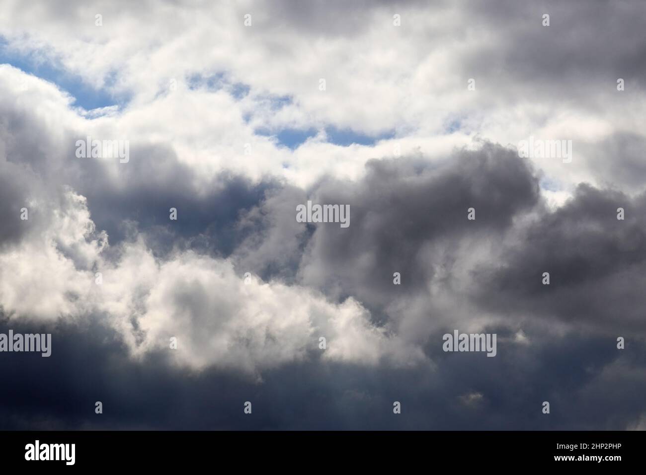 Stunning dark cloud formations in the sky right before a thunderstorm ...