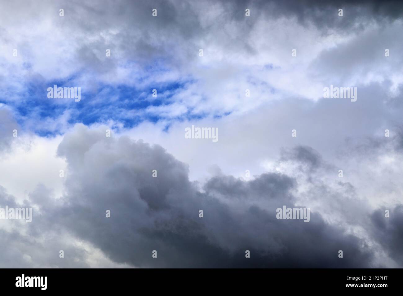 Stunning dark cloud formations in the sky right before a thunderstorm ...