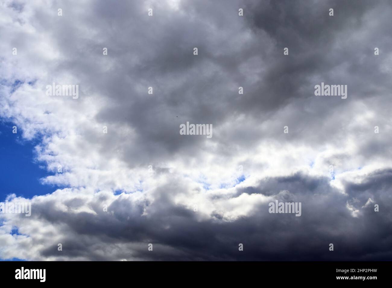 Stunning dark cloud formations in the sky right before a thunderstorm ...