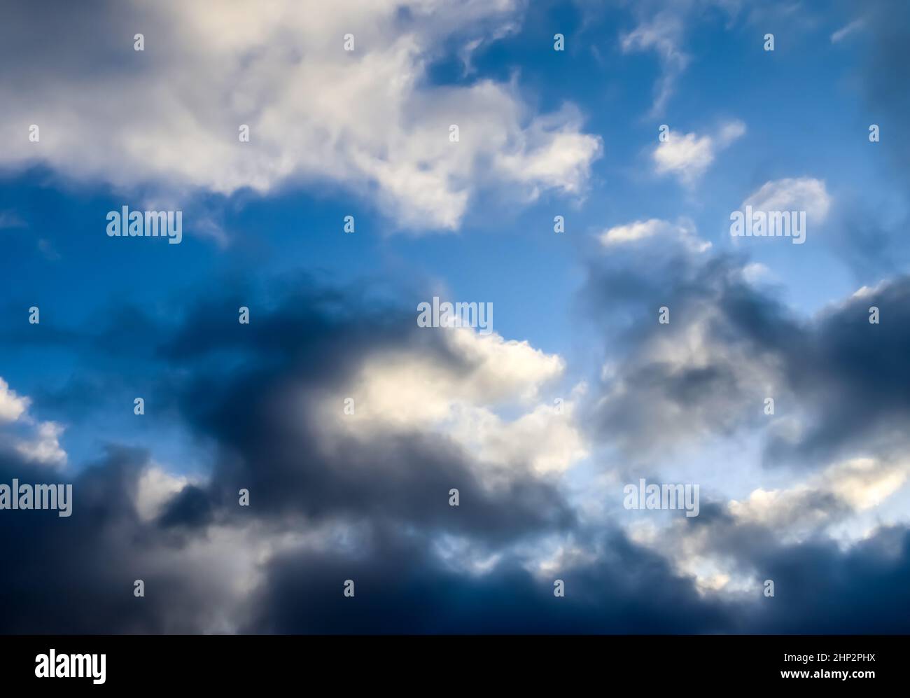 Stunning dark cloud formations in the sky right before a thunderstorm ...