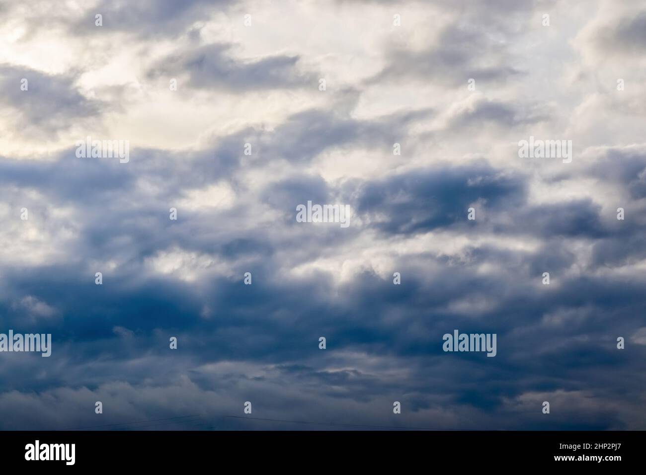 Stunning dark cloud formations in the sky right before a thunderstorm ...