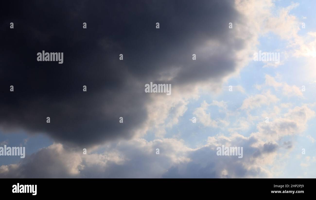 Stunning dark cloud formations in the sky right before a thunderstorm ...