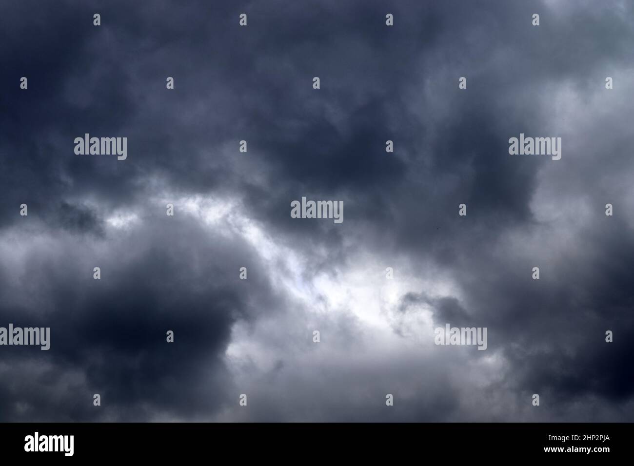 Stunning dark cloud formations in the sky right before a thunderstorm ...