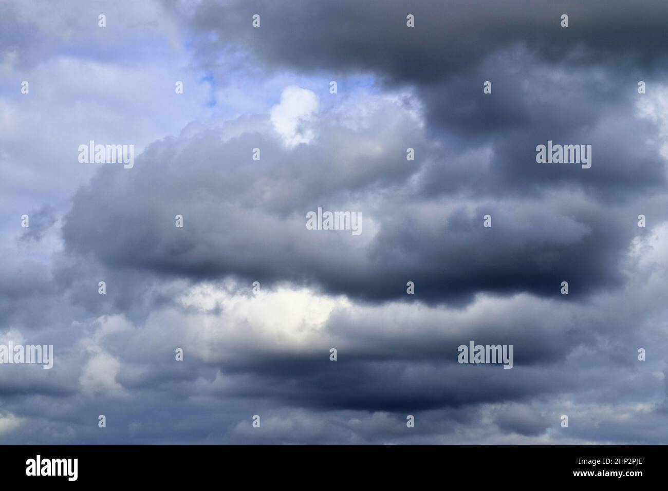 Stunning dark cloud formations in the sky right before a thunderstorm ...