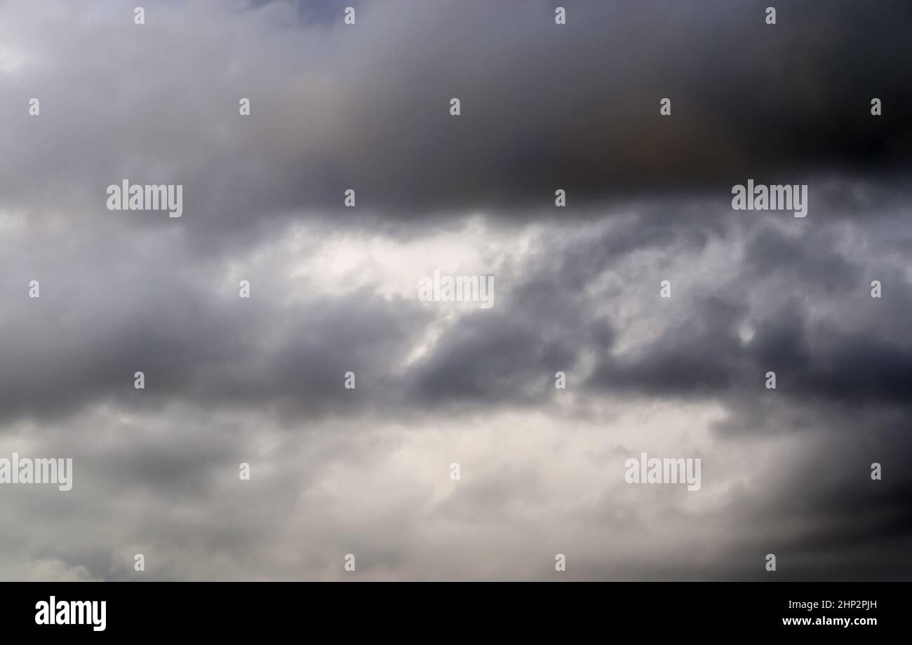 Stunning dark cloud formations in the sky right before a thunderstorm ...