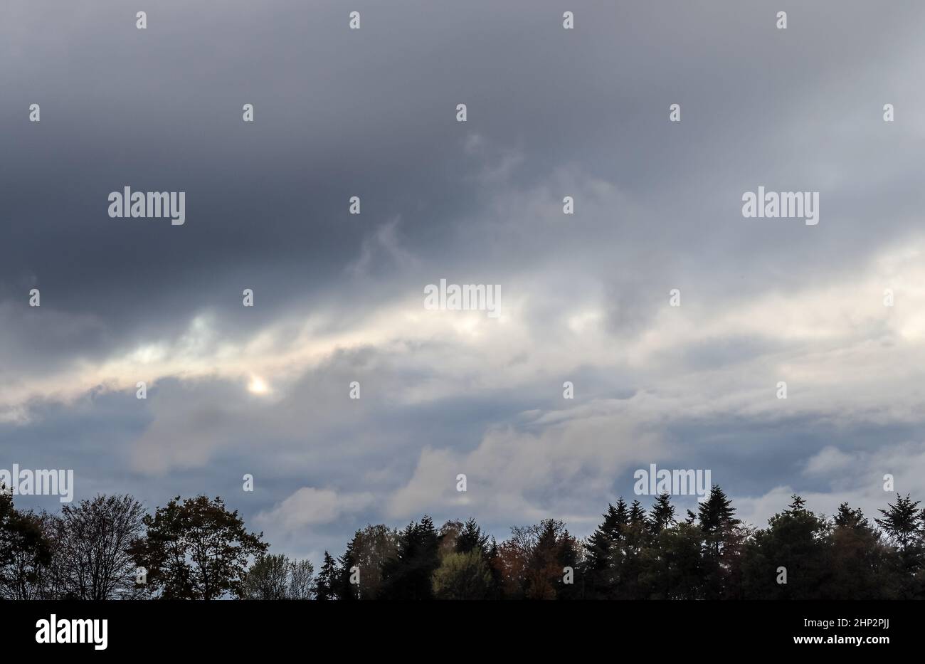 Stunning dark cloud formations in the sky right before a thunderstorm ...