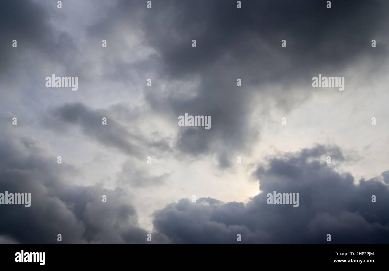 Stunning dark cloud formations in the sky right before a thunderstorm ...