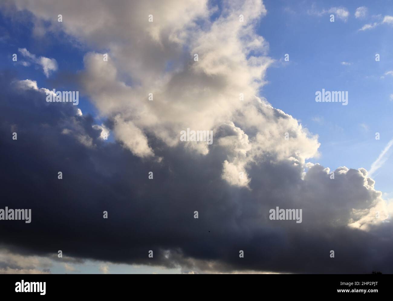 Stunning dark cloud formations in the sky right before a thunderstorm ...