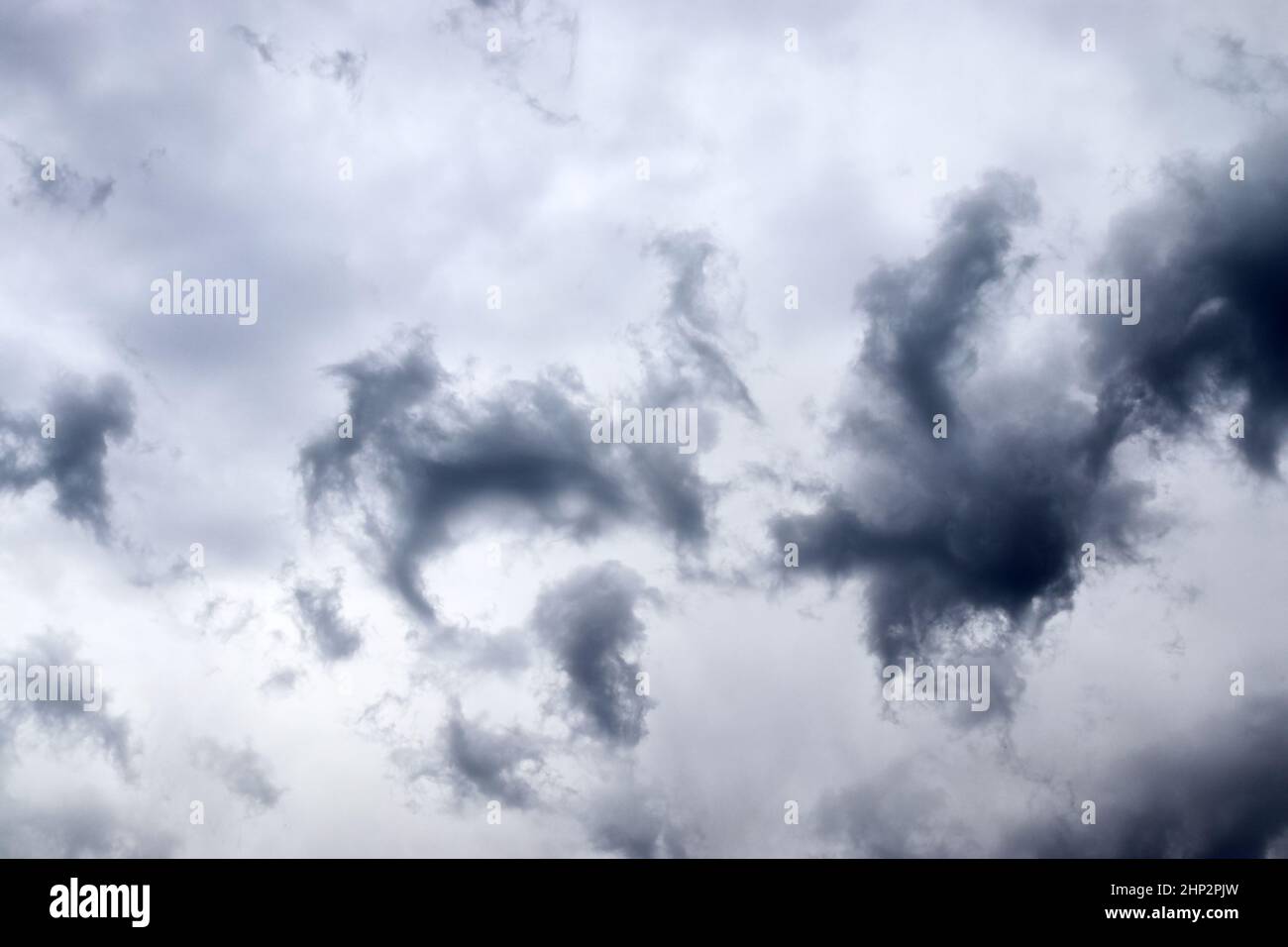 Stunning dark cloud formations in the sky right before a thunderstorm ...