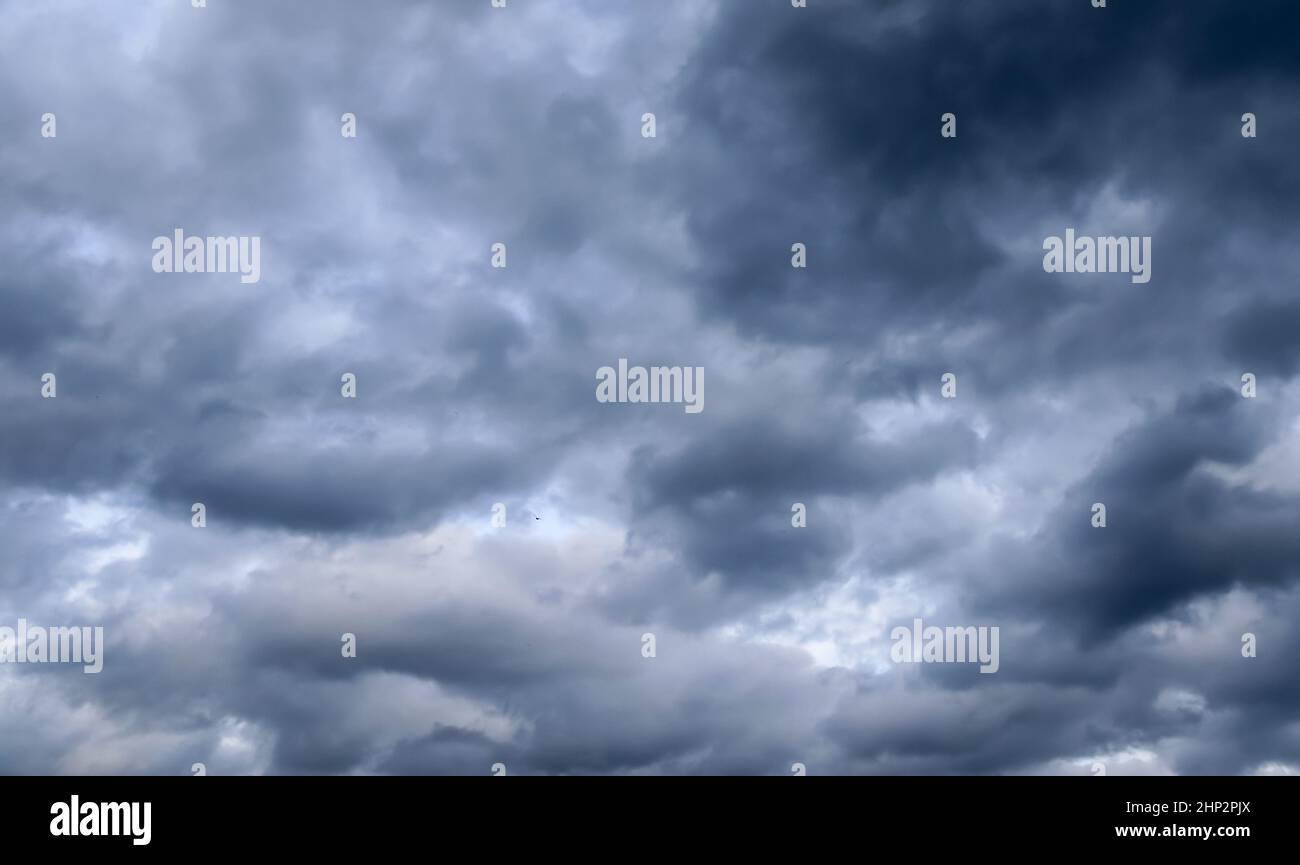 Stunning dark cloud formations in the sky right before a thunderstorm ...