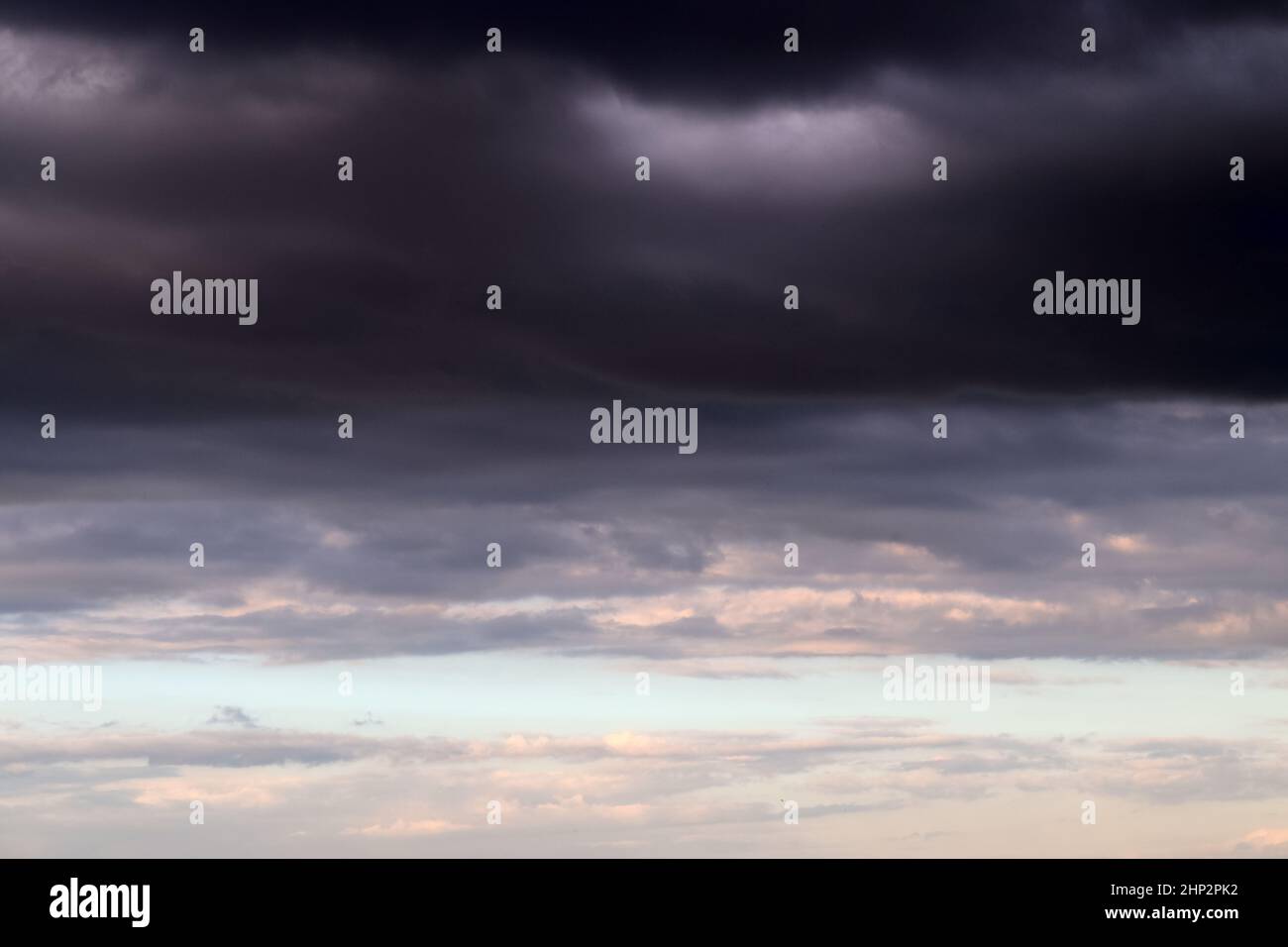 Stunning dark cloud formations in the sky right before a thunderstorm ...