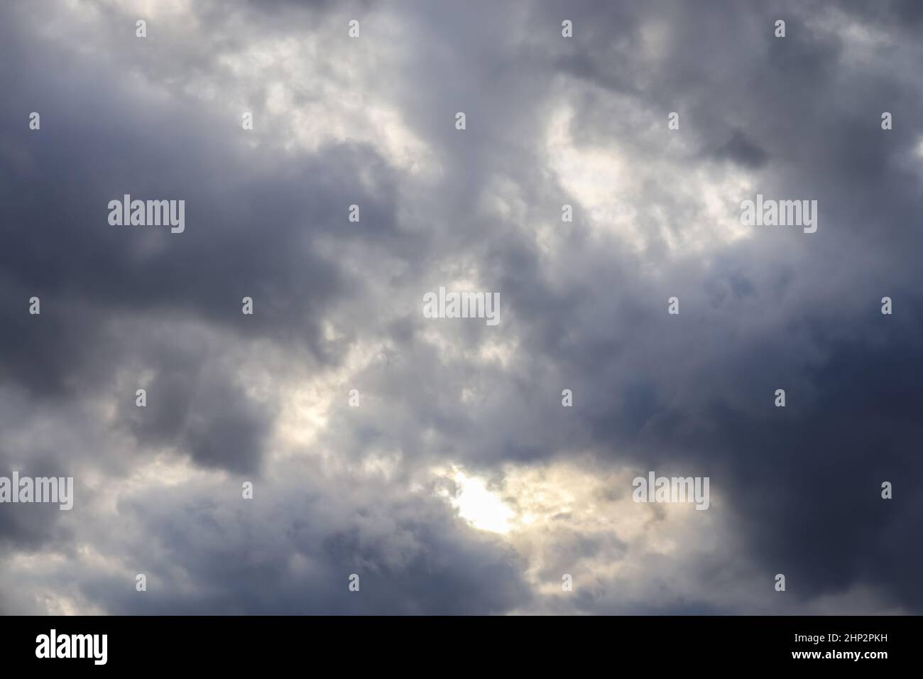 Stunning dark cloud formations in the sky right before a thunderstorm ...
