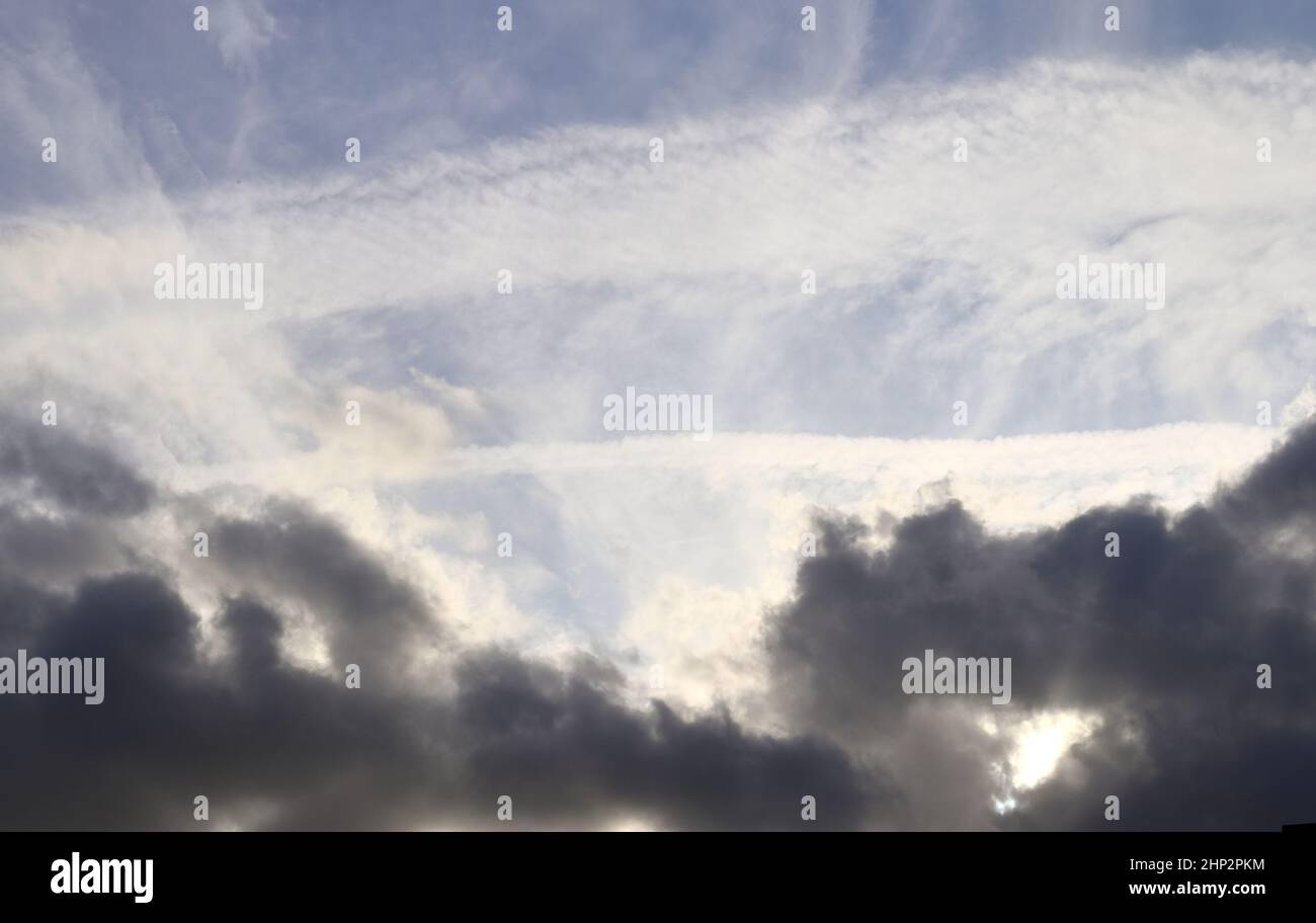 Stunning dark cloud formations in the sky right before a thunderstorm ...