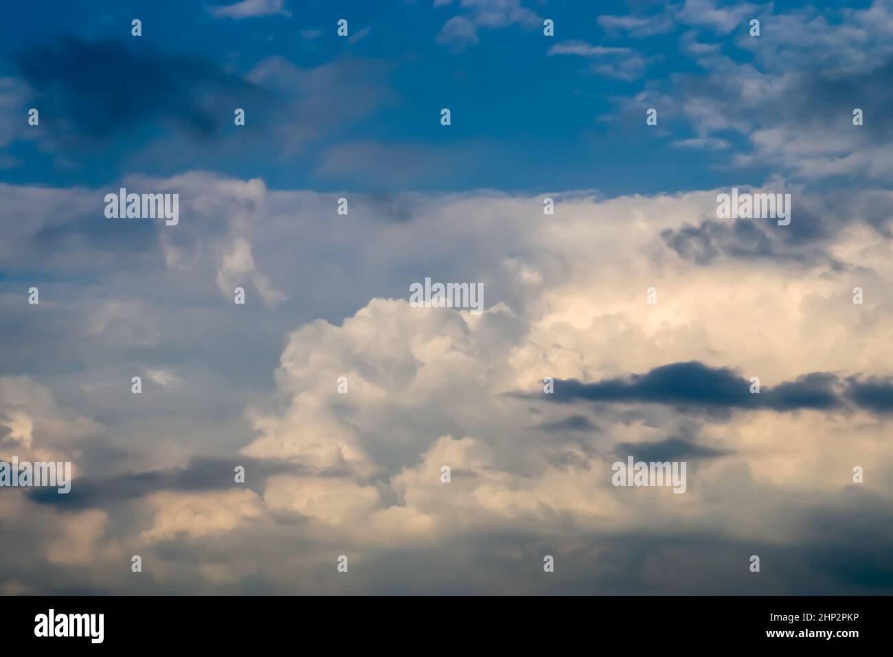 Stunning dark cloud formations in the sky right before a thunderstorm ...