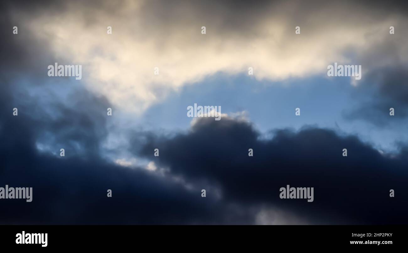 Stunning dark cloud formations in the sky right before a thunderstorm ...