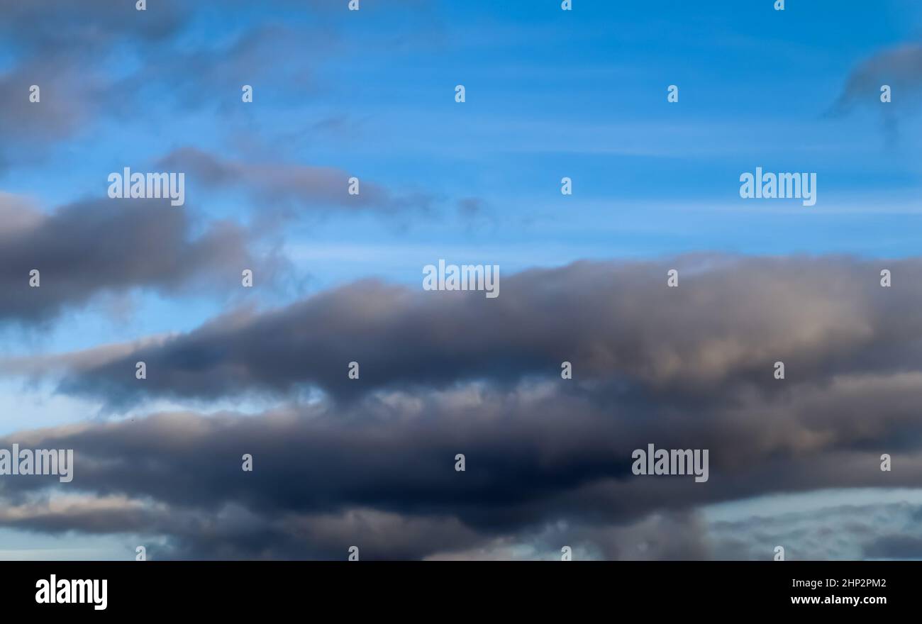 Stunning dark cloud formations in the sky right before a thunderstorm ...