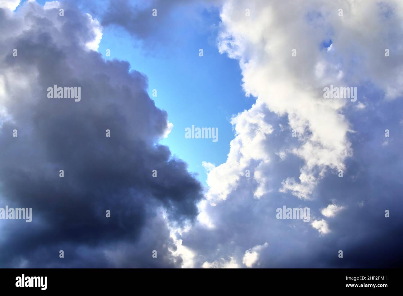 Stunning dark cloud formations in the sky right before a thunderstorm ...