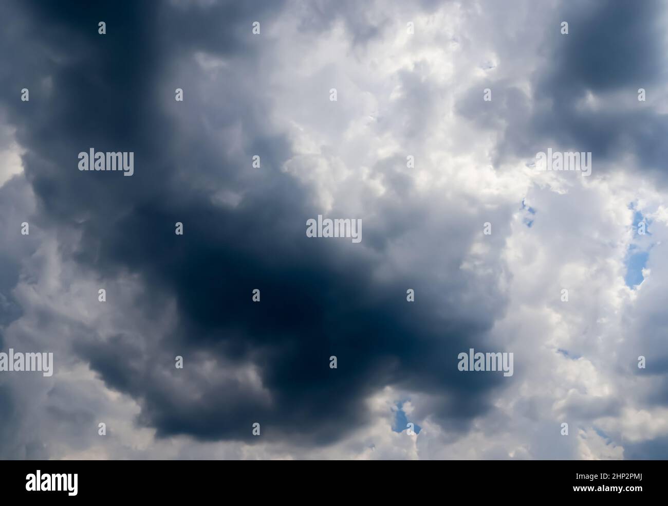 Stunning dark cloud formations in the sky right before a thunderstorm ...