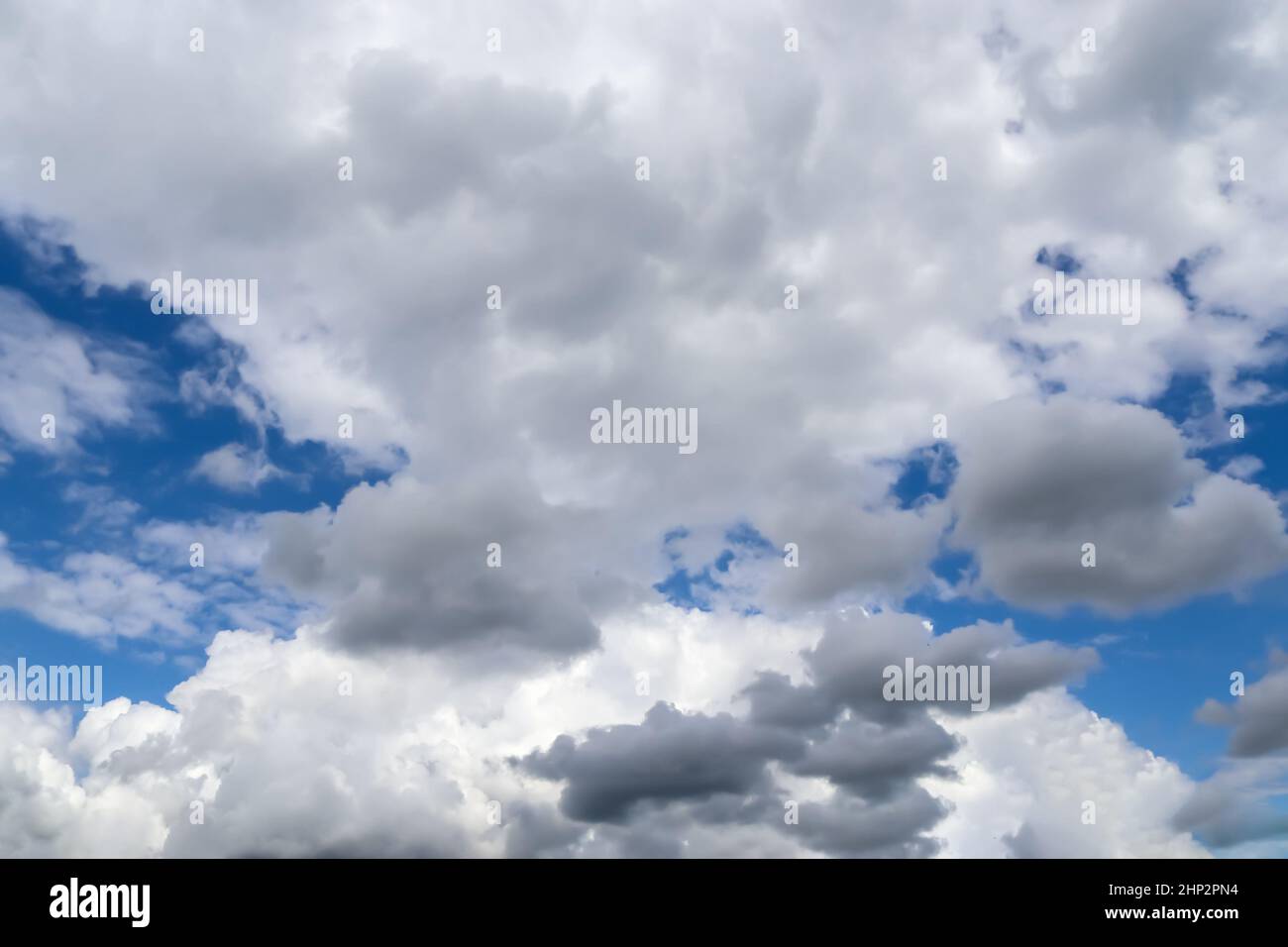 Stunning dark cloud formations in the sky right before a thunderstorm ...