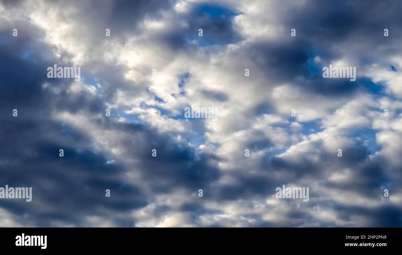 Stunning dark cloud formations in the sky right before a thunderstorm ...