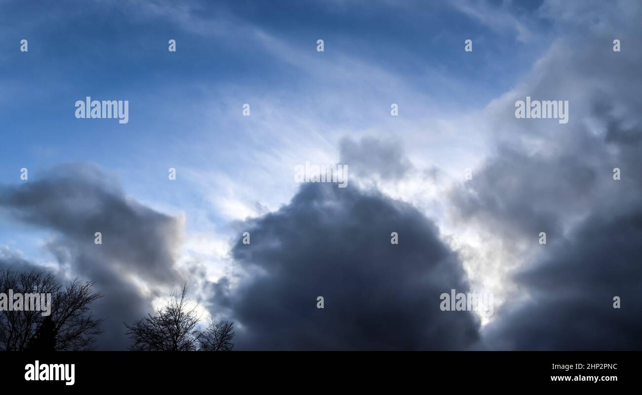 Stunning dark cloud formations in the sky right before a thunderstorm ...