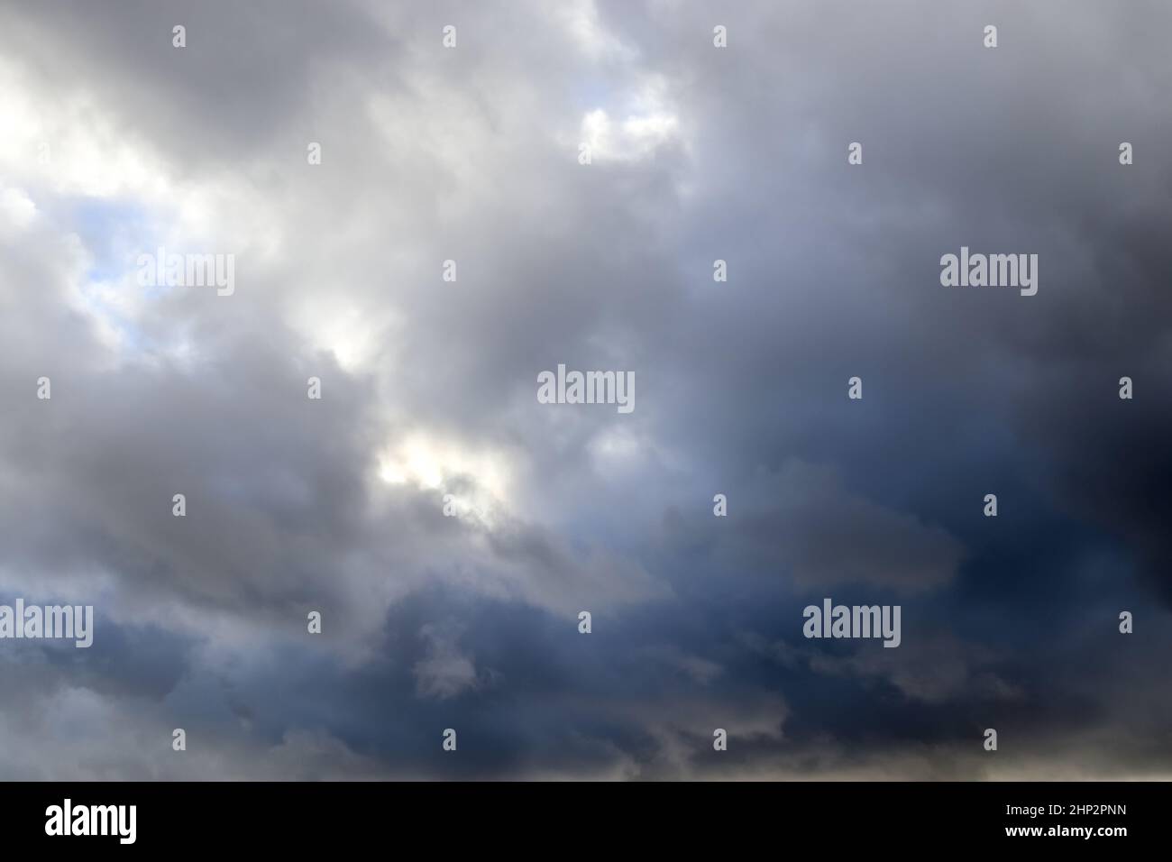 Stunning dark cloud formations in the sky right before a thunderstorm ...