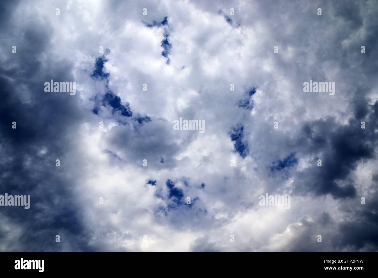 Stunning dark cloud formations in the sky right before a thunderstorm ...