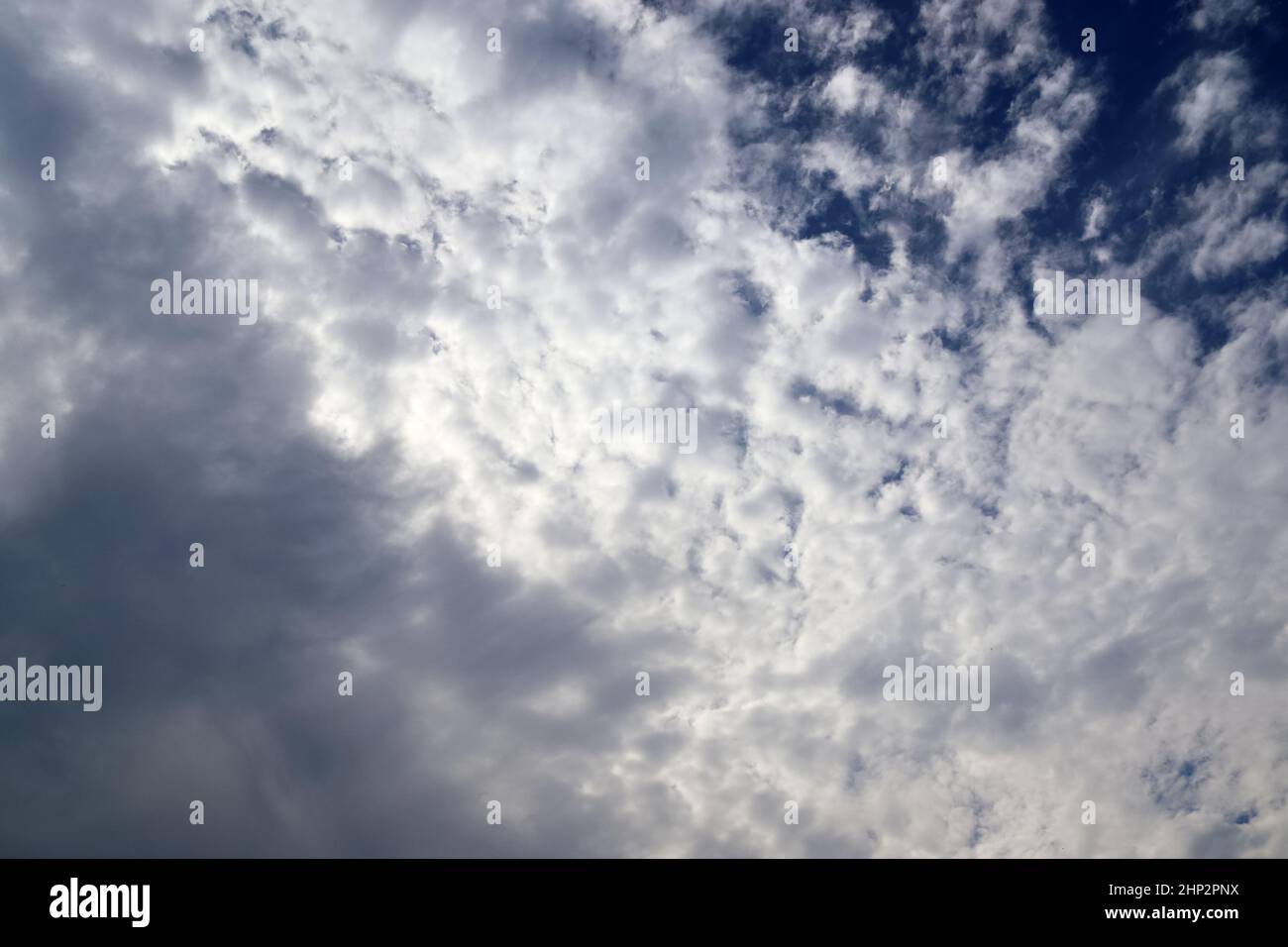 Stunning dark cloud formations in the sky right before a thunderstorm ...