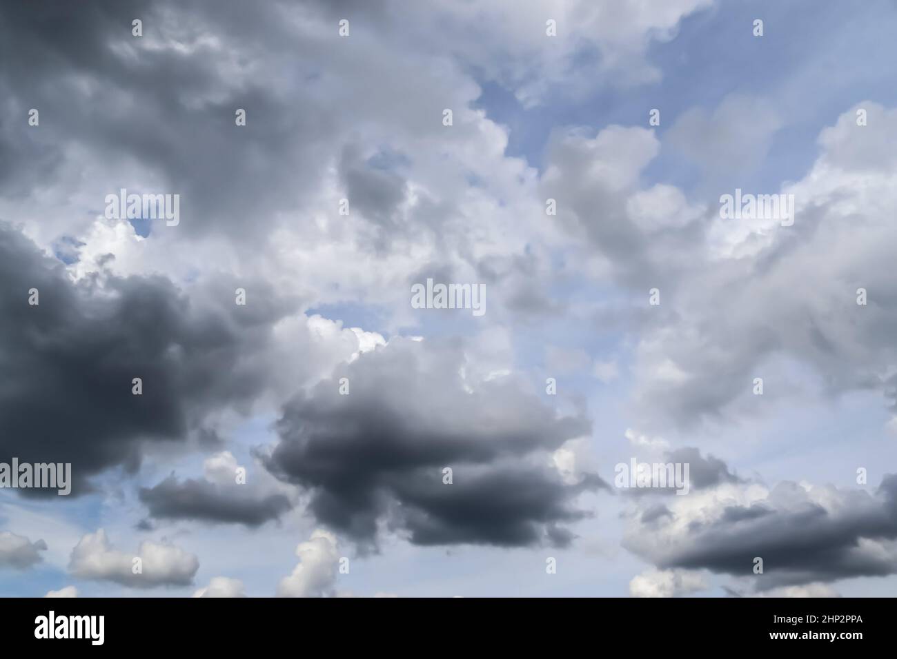 Stunning dark cloud formations in the sky right before a thunderstorm ...