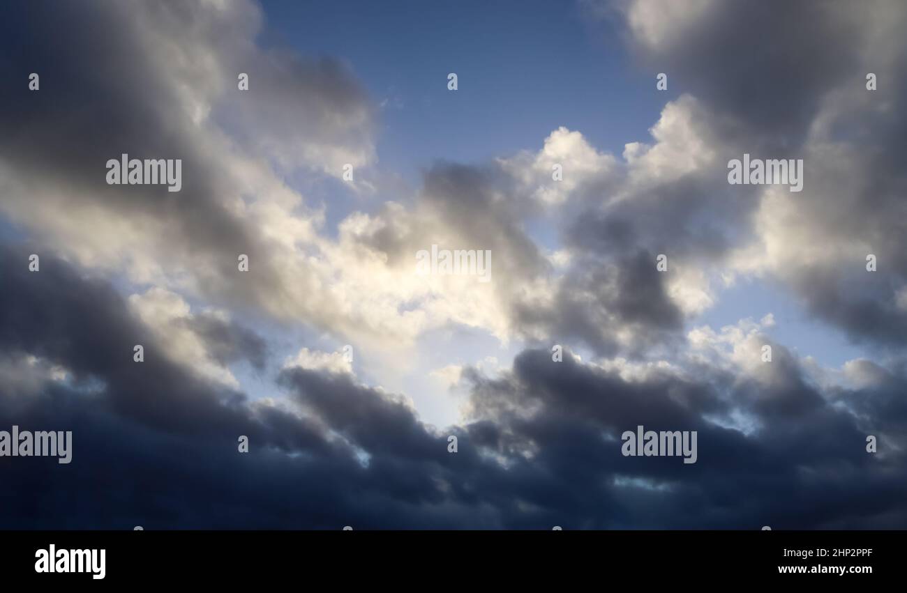 Stunning dark cloud formations in the sky right before a thunderstorm ...