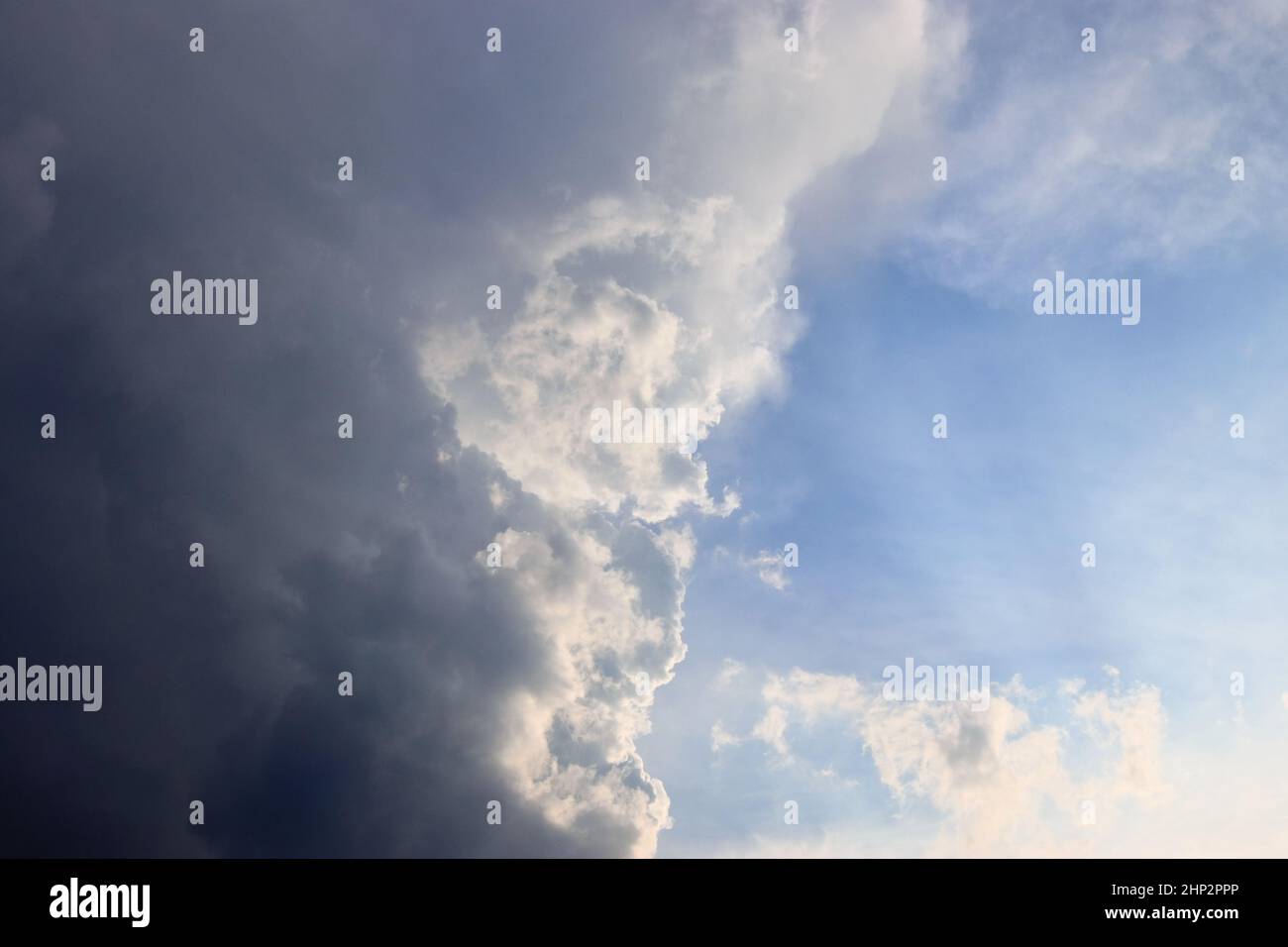 Stunning dark cloud formations in the sky right before a thunderstorm ...
