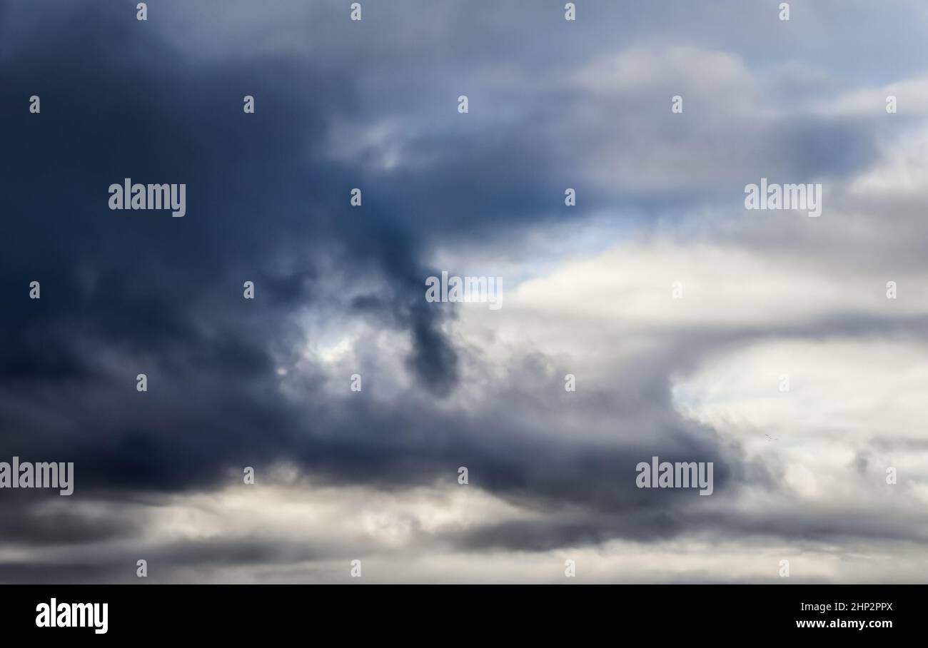 Stunning dark cloud formations in the sky right before a thunderstorm ...