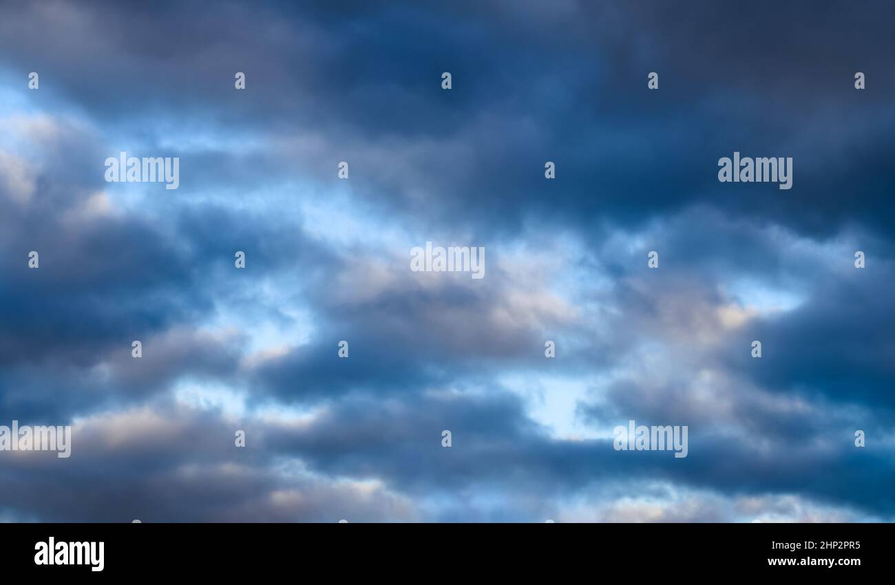 Stunning dark cloud formations in the sky right before a thunderstorm ...